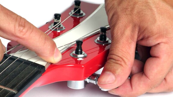 Gitarrensaiten wechseln: So einfach geht's! ⋆ delamar.de
