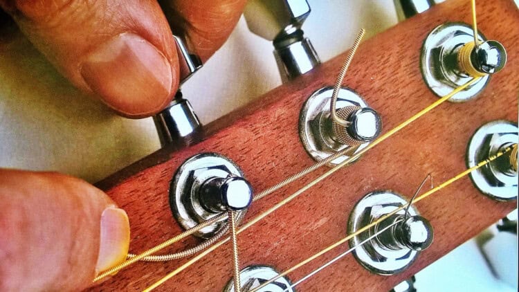 Westerngitarre Saiten wechseln: In 5 Schritten ⋆ delamar.de