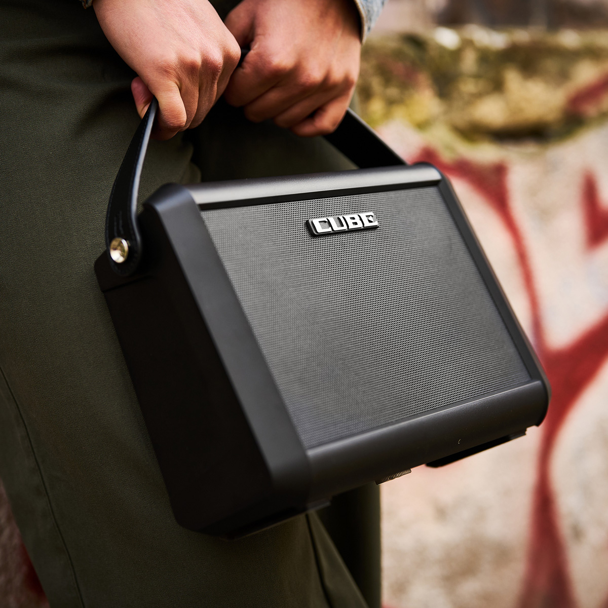 Roland CUBE Street Mini: Mobile PA mit 7h Akku & Bluetooth ⋆ delamar.de